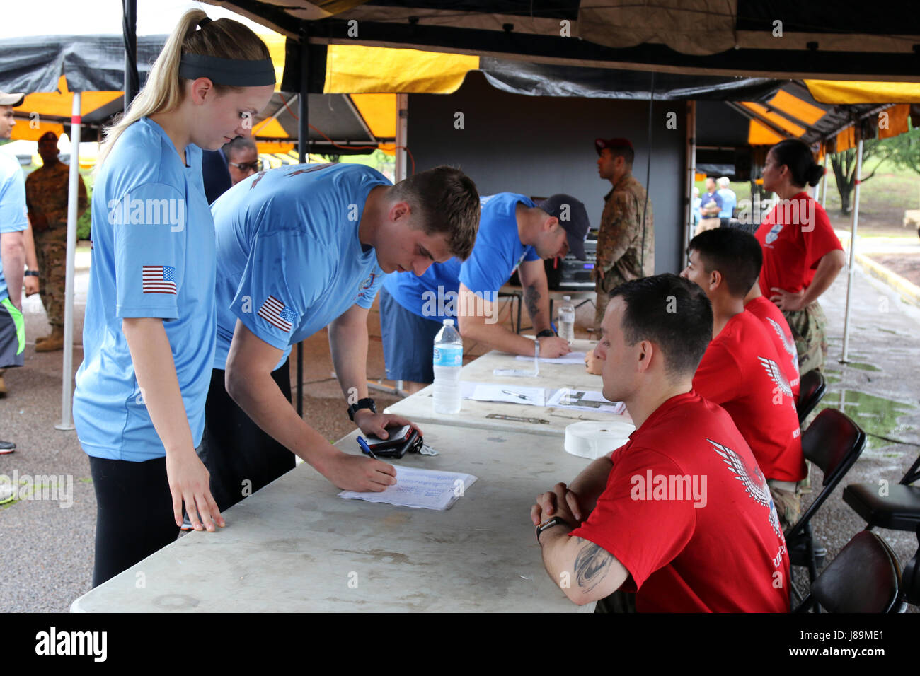 Paratroopers and Families from across the 82nd Airborne Division sign ...