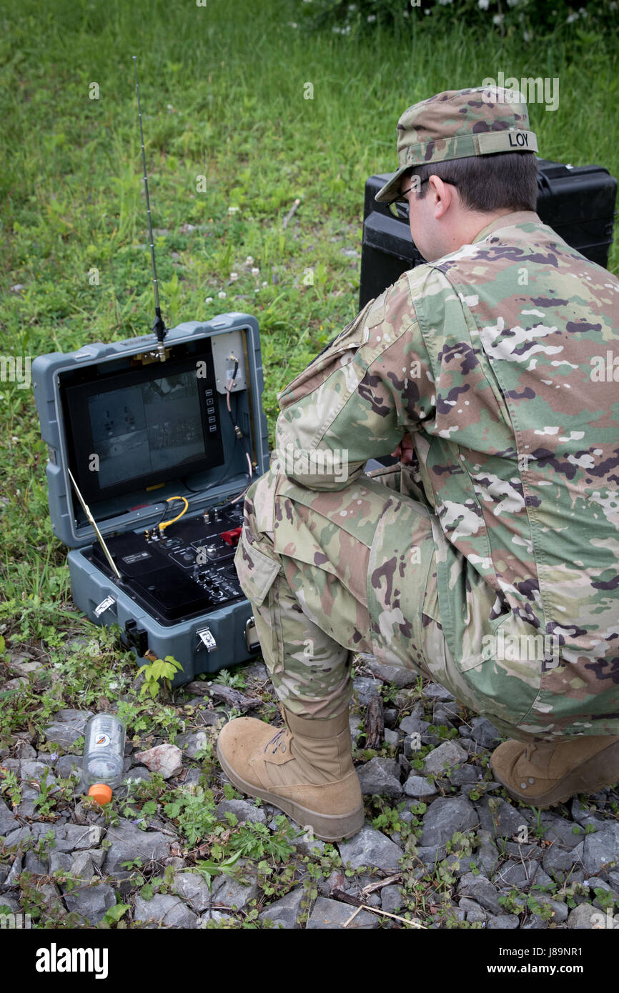 Soldiers of the 753rd Explosive Ordnance Disposal (EOD) of Kingwood, W ...