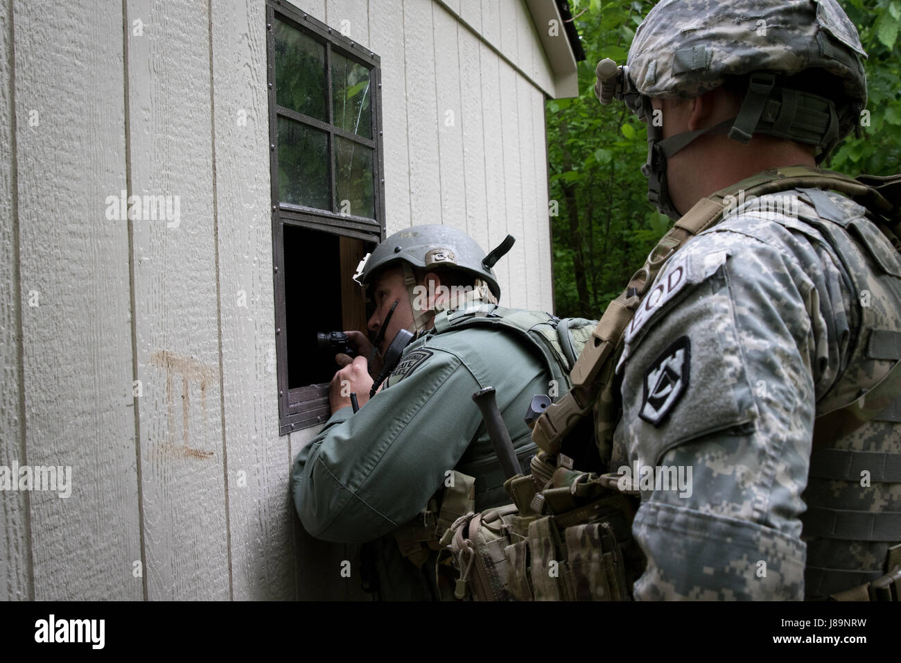 Soldiers of the 753rd Explosive Ordnance Disposal (EOD) of Kingwood, W ...