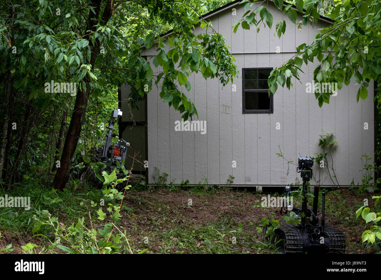 Soldiers of the 753rd Explosive Ordnance Disposal (EOD) of Kingwood, W ...