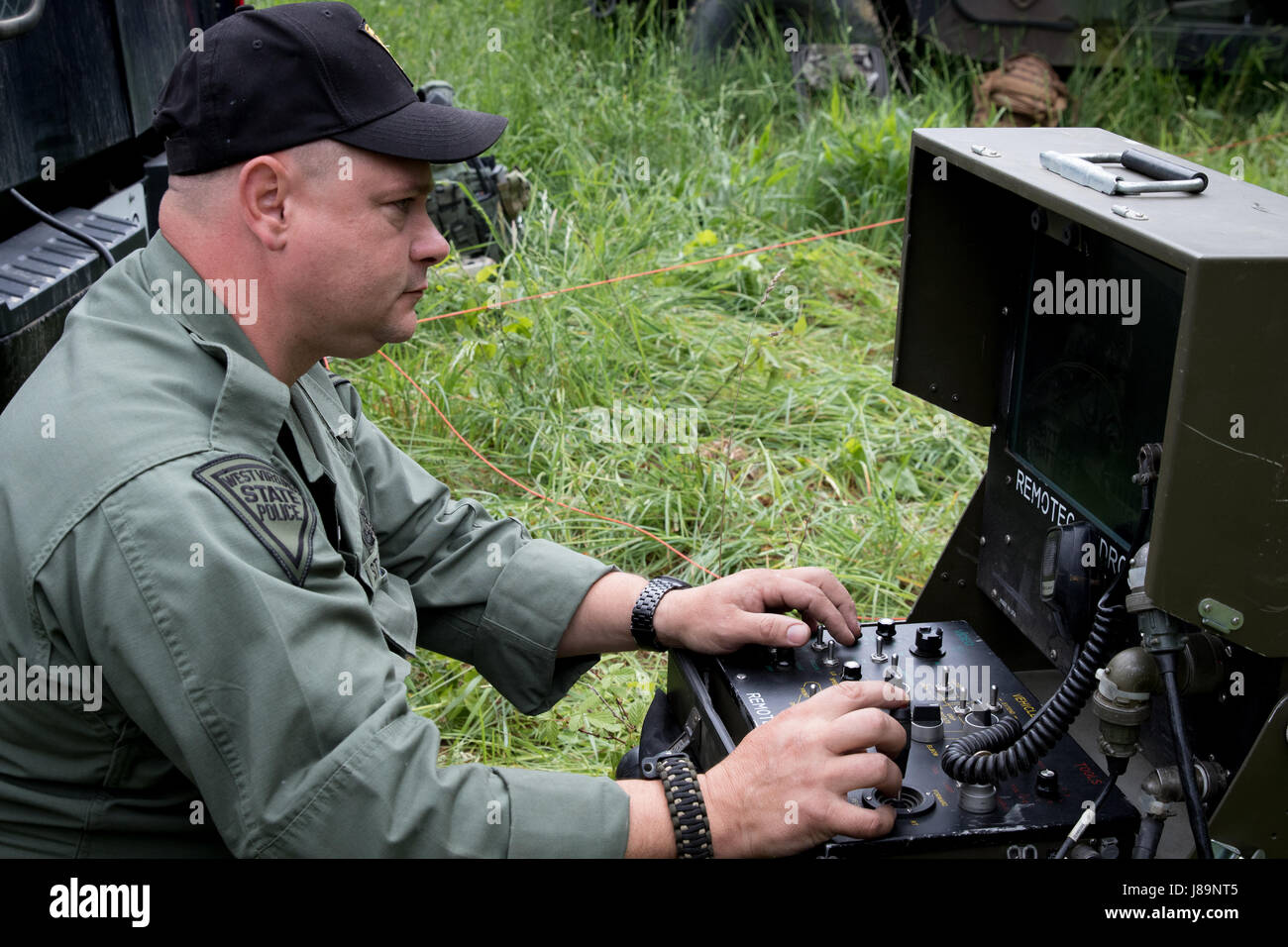 Soldiers of the 753rd Explosive Ordnance Disposal (EOD) of Kingwood, W ...
