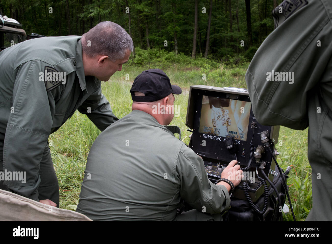 Soldiers of the 753rd Explosive Ordnance Disposal (EOD) of Kingwood, W ...