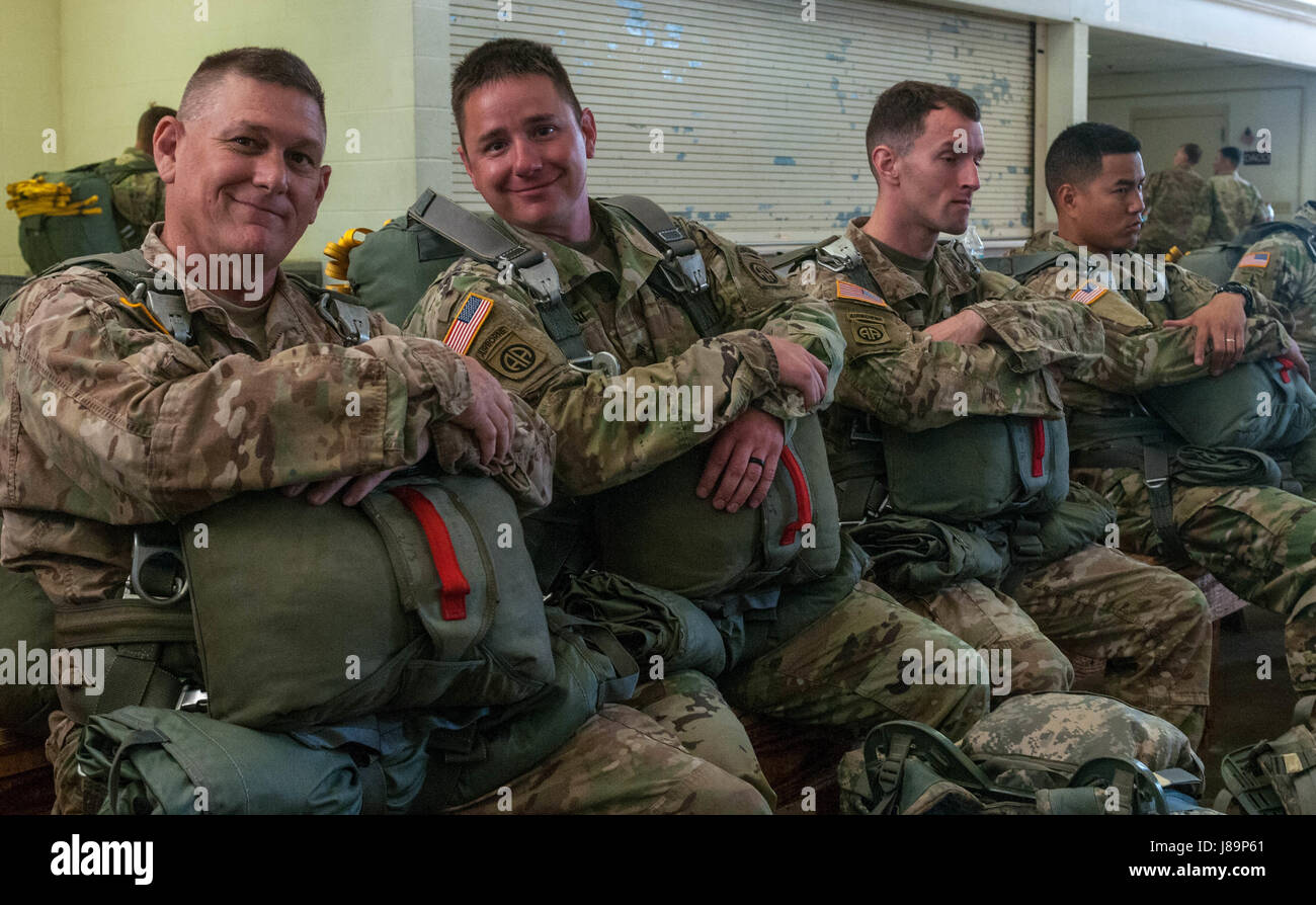 Paratroopers assigned to the 82nd Airborne Division pose for a photo ...
