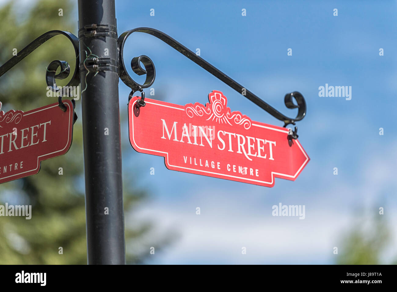 Small town main street autumn hi-res stock photography and images - Alamy