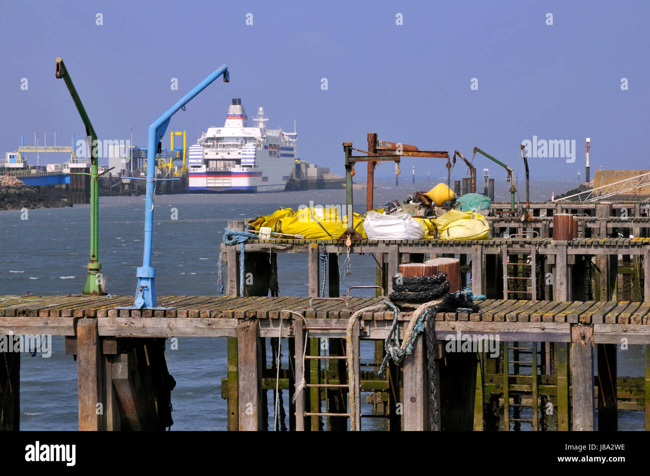 Pontoon style car ferry hi-res stock photography and images - Alamy