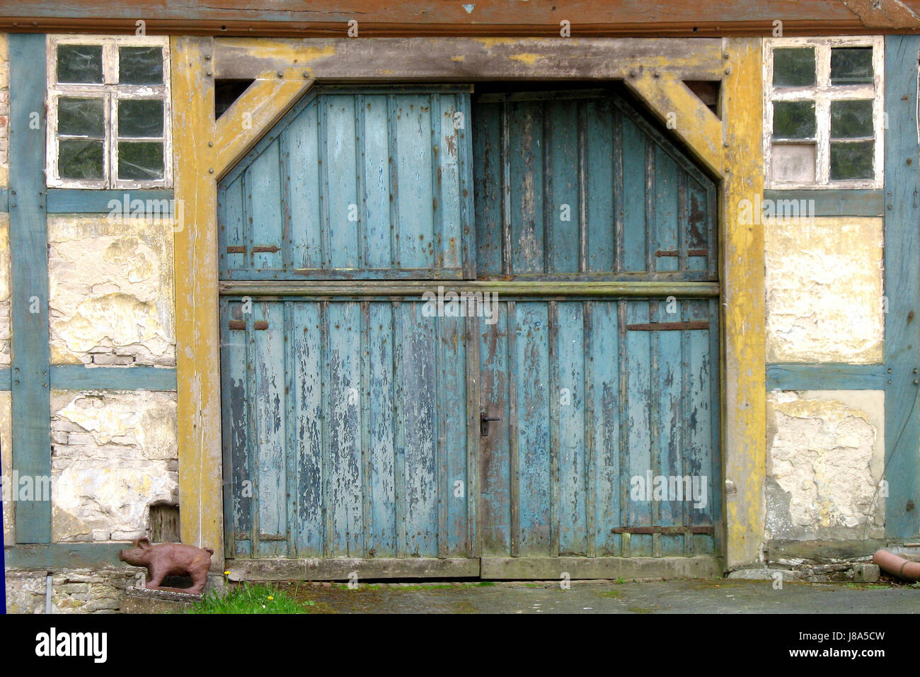 goal, passage, gate, archgway, gantry, door, frame-work, decay, ruin ...