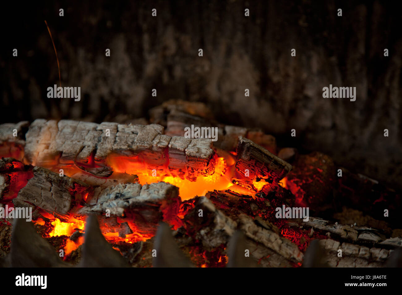 Embers burnt down fire hi-res stock photography and images - Alamy