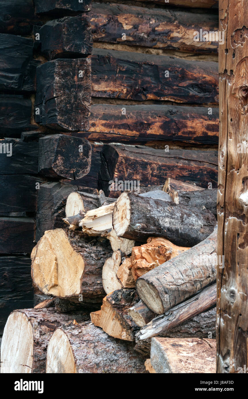 Stacked log cabin hi-res stock photography and images - Alamy