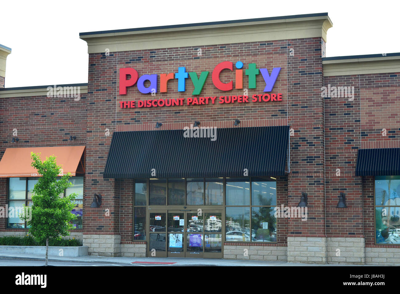 Party city party supplies hi-res stock photography and images - Alamy