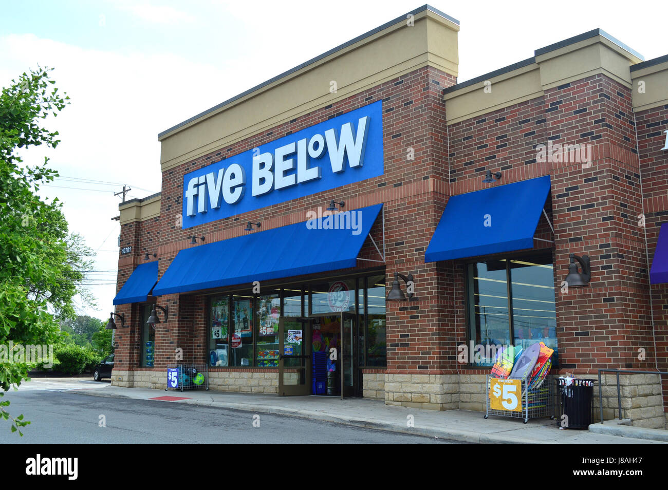 Five below logo hi-res stock photography and images - Alamy