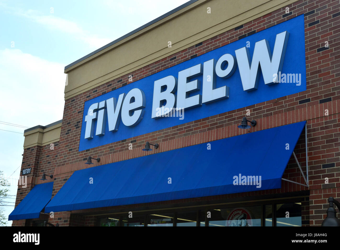 Five below logo hi-res stock photography and images - Alamy