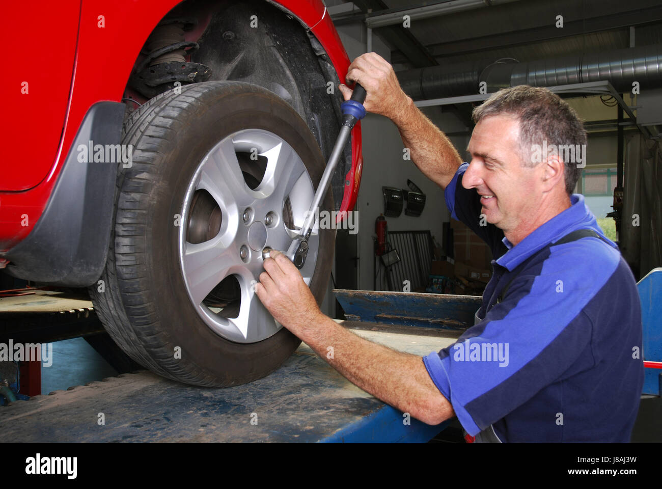 changing a wheel Stock Photo - Alamy