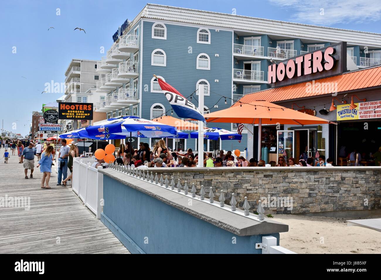 Hooters restaurant exterior hi-res stock photography and images - Alamy