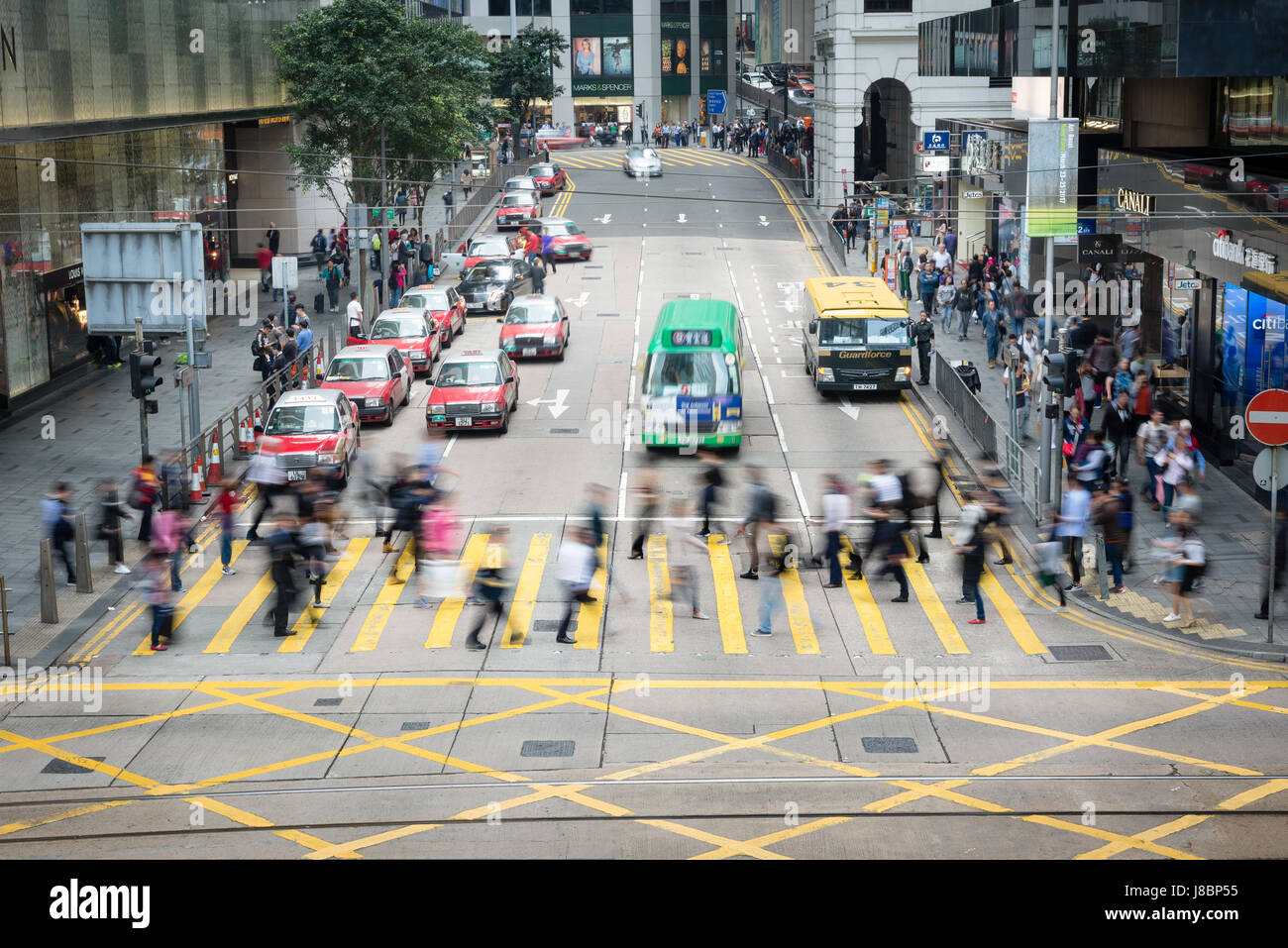 People crossing at a busy intersection in Central district of Hong Kong ...