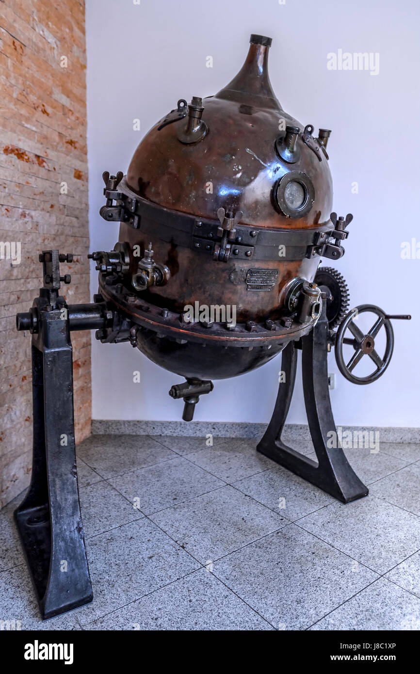 Antico distillatore hi-res stock photography and images - Alamy