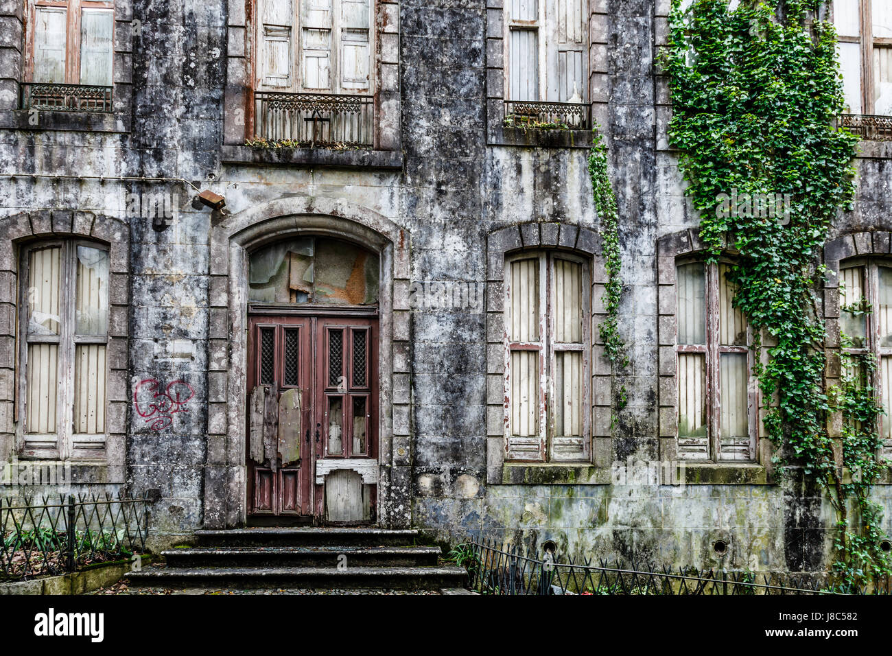 Old haunted mansion house broken hi-res stock photography and images ...
