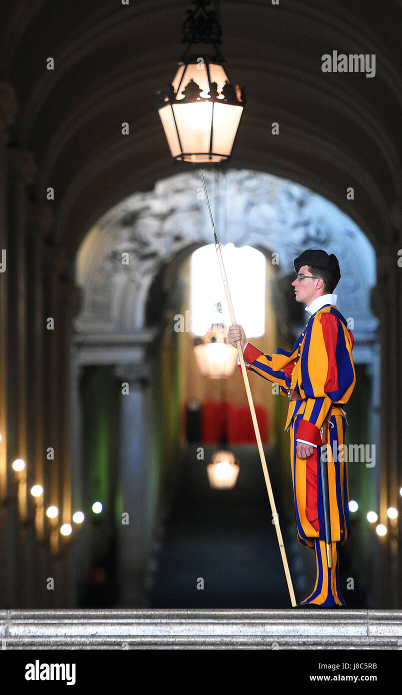 The Swiss Guard outside St peters Basilica, Vatican , Italy Stock Photo ...