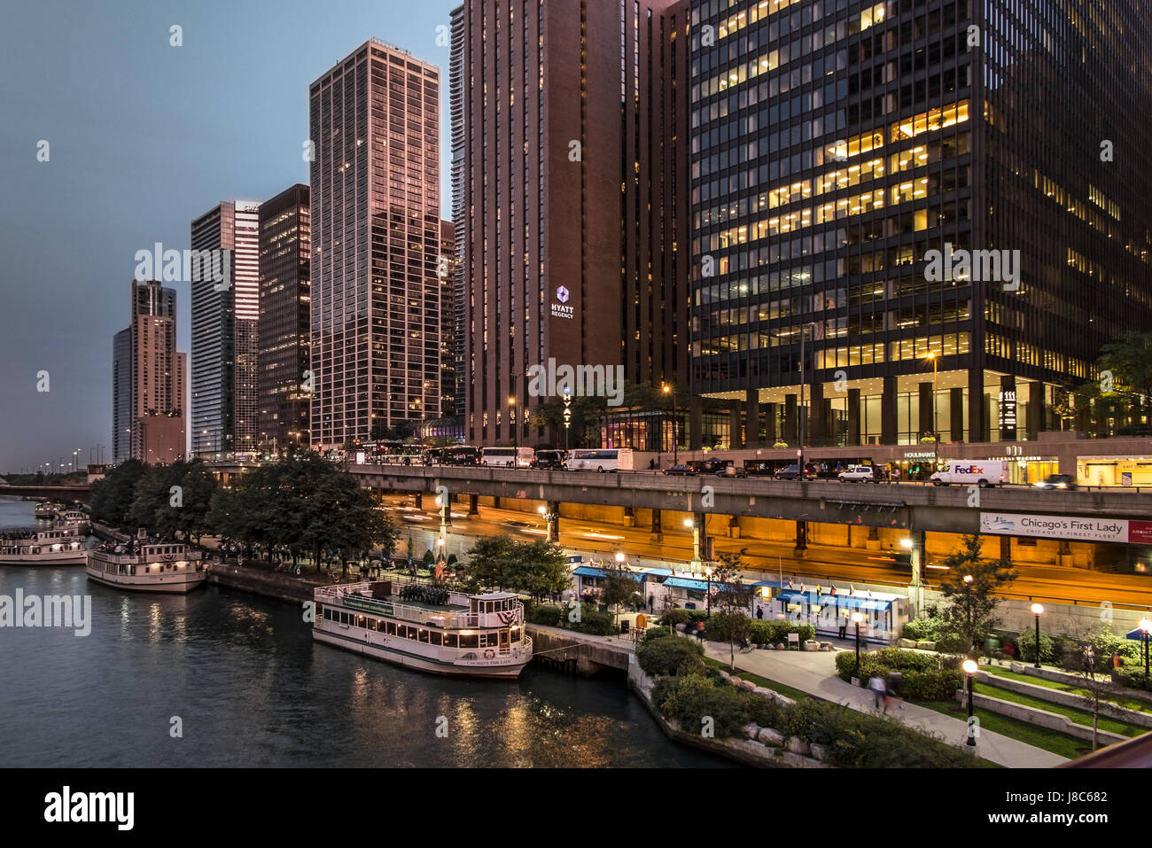 Chicago skyline and river hi-res stock photography and images - Alamy