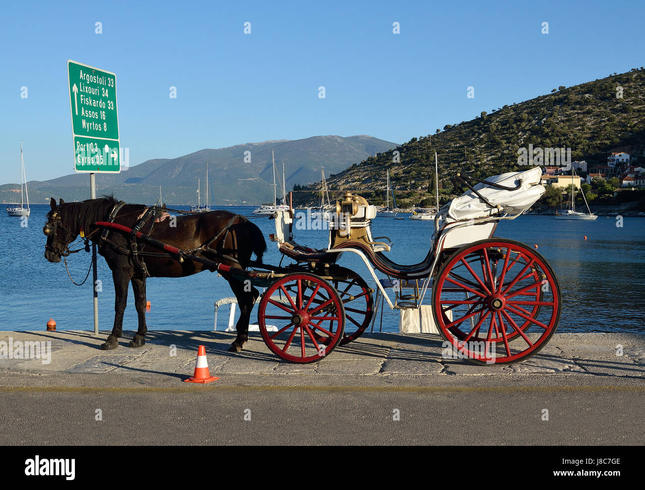 Tourists horse drawn carriage waiting for the next ride Stock Photo - Alamy