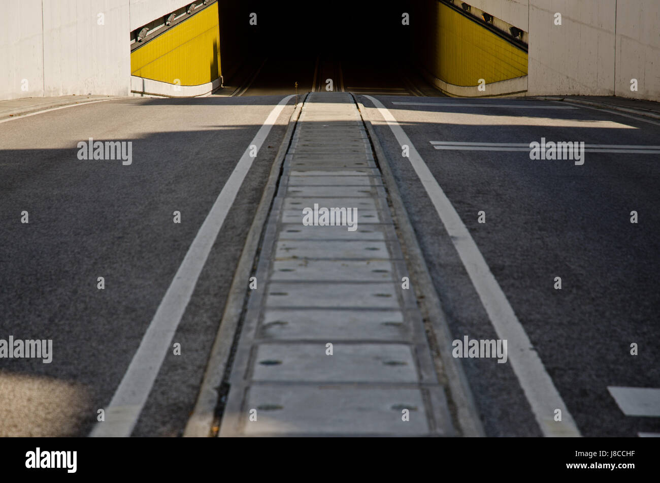 Two lane divided highway hi-res stock photography and images - Alamy
