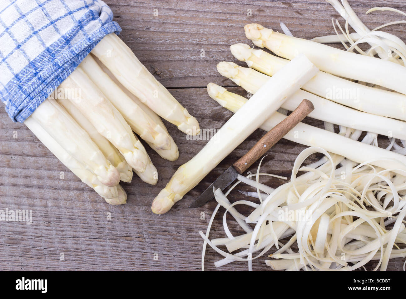 White asparagus is peeled Stock Photo - Alamy