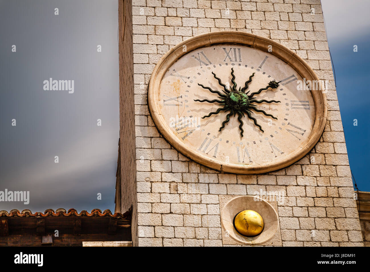 Roman numerals on sun dial hi-res stock photography and images - Alamy