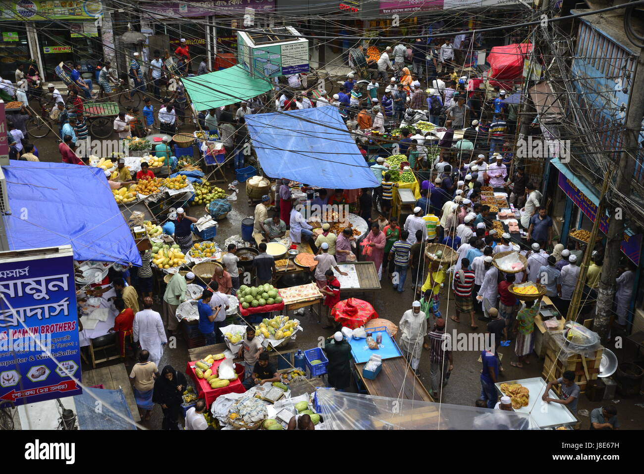 Dhaka, Bangladesh. 28th May, 2017. An over view of the traditional Ifter market at Chalk Bazaar ...