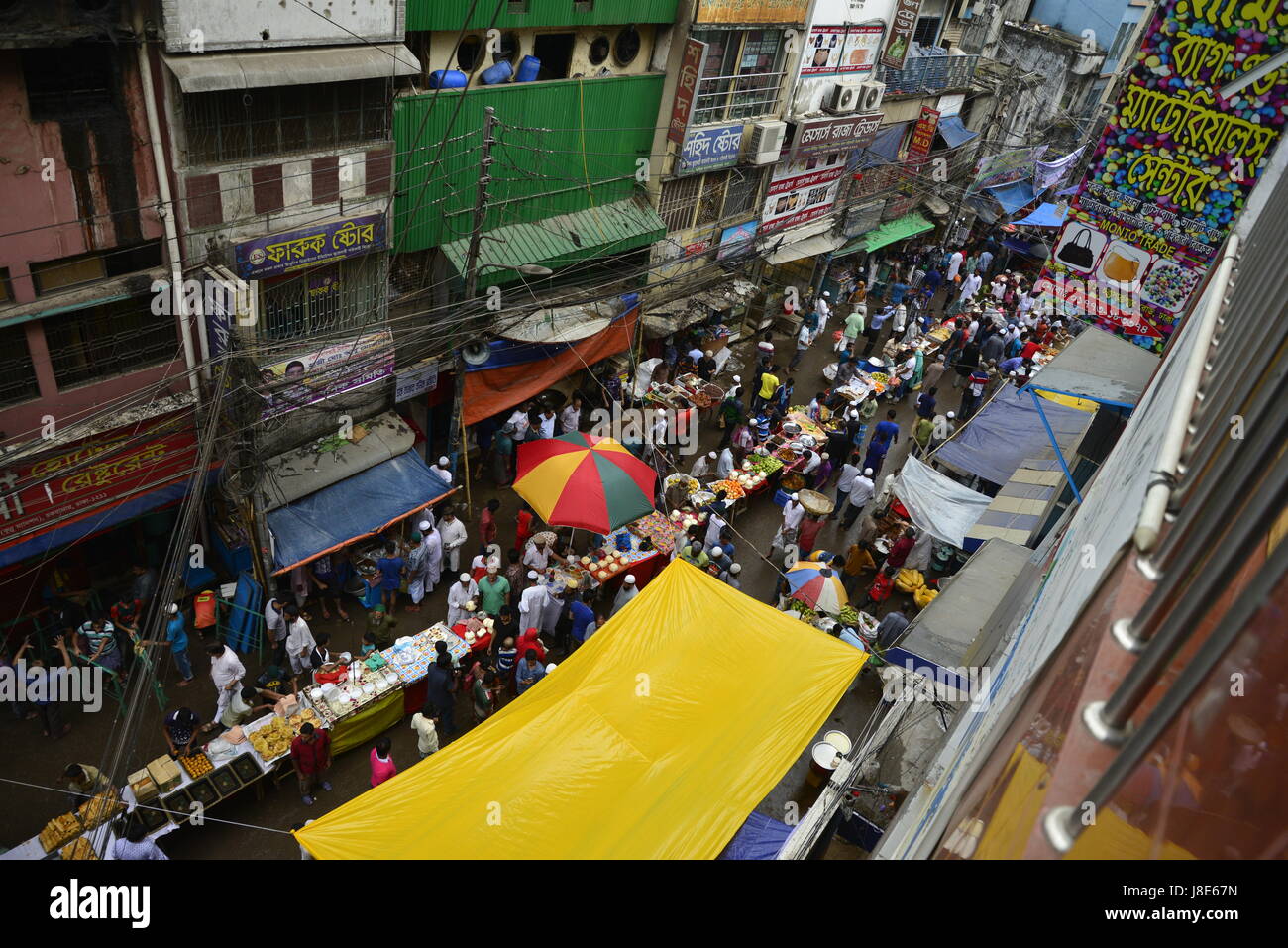 Dhaka, Bangladesh. 28th May, 2017. An over view of the traditional Ifter market at Chalk Bazaar ...