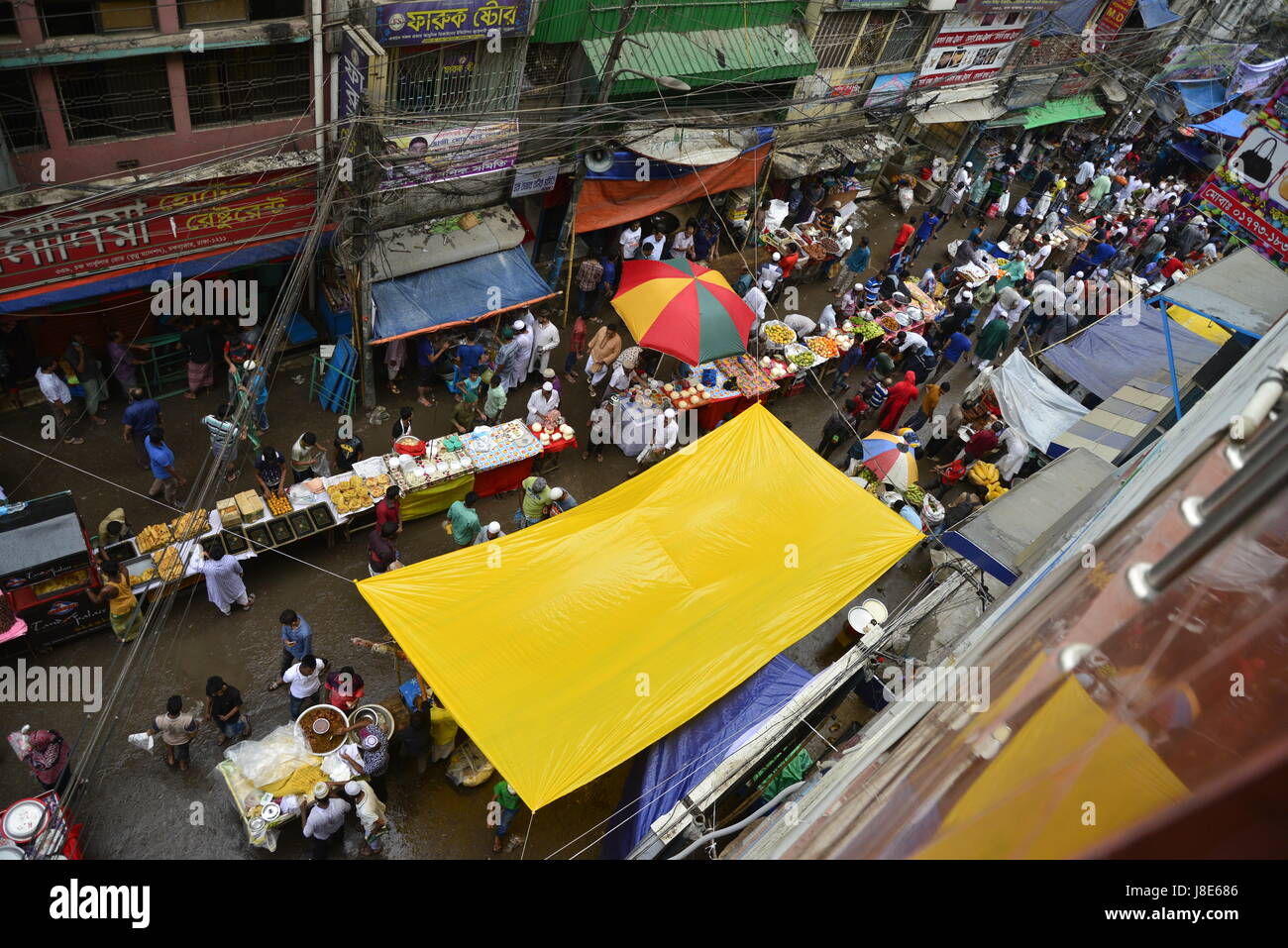 Dhaka, Bangladesh. 28th May, 2017. An over view of the traditional Ifter market at Chalk Bazaar ...