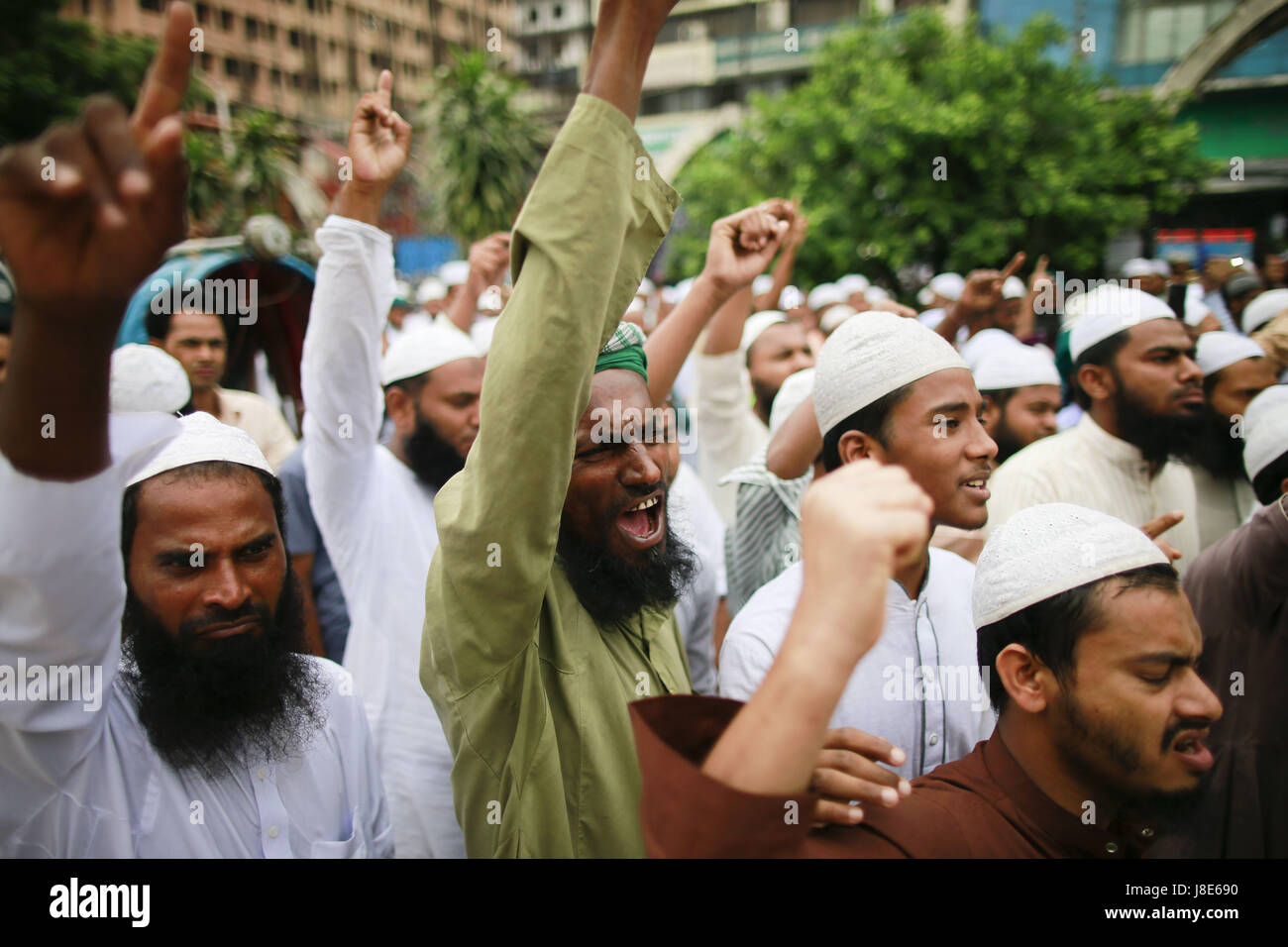 Dhaka, Bangladesh. 28th May, 2017. Supporters of Islami shashontontro ...