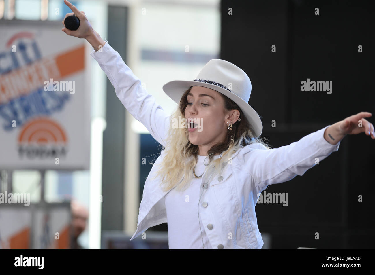 Miley cyrus stage hi-res stock photography and images - Alamy