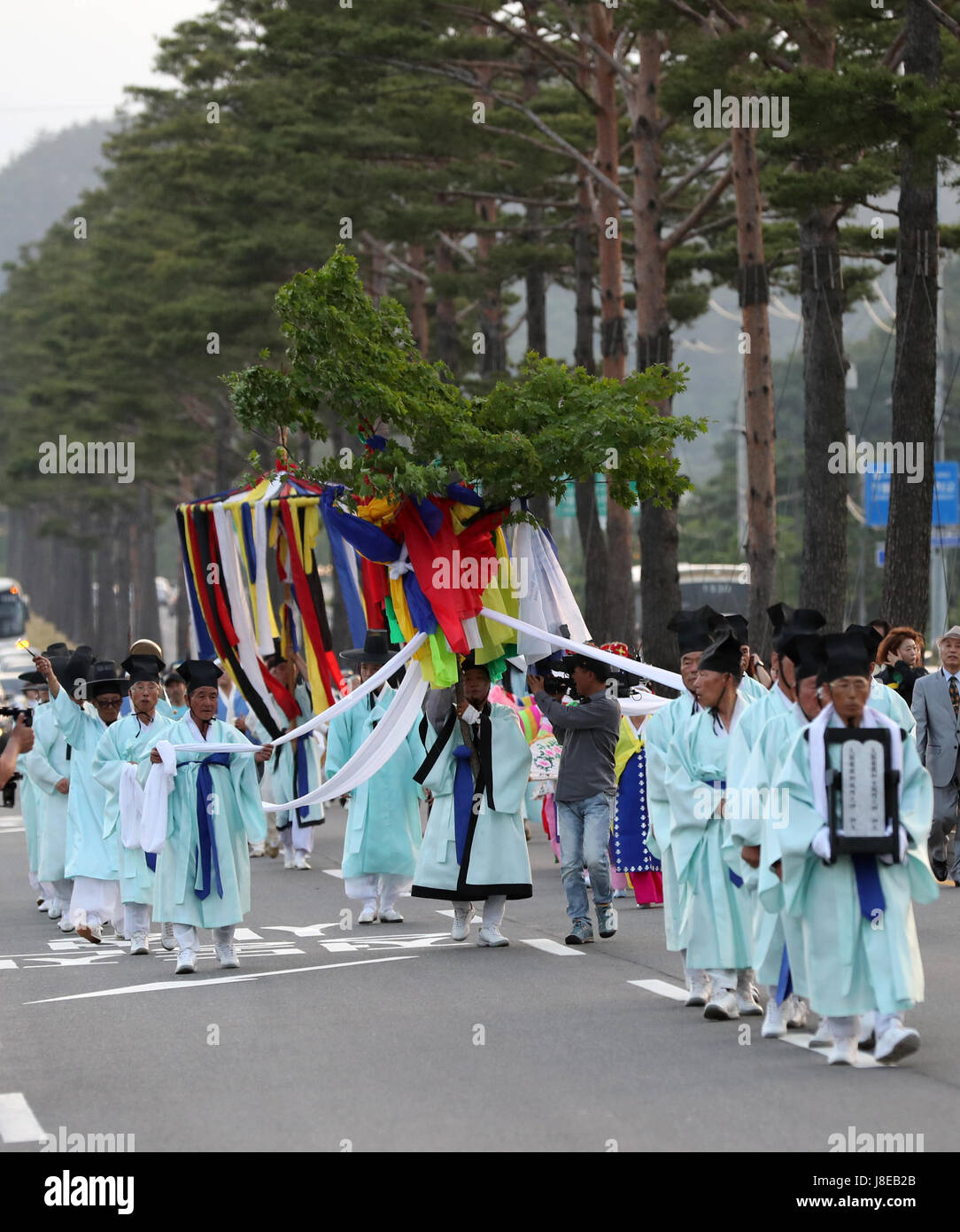 Gangneung Dano Festival under way People dressed in traditional Korean ...