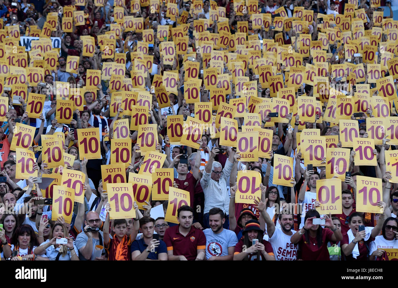 Rome, Italy. 28th May, 2017. Fans hold the jersy number of Roma's ...