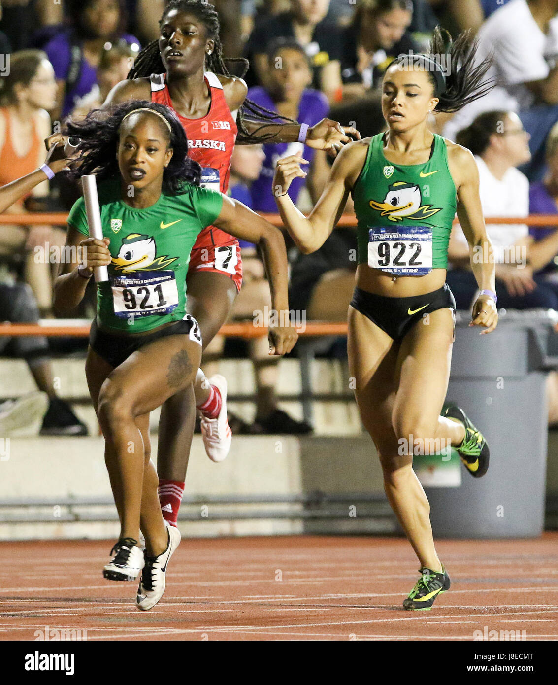 Austin, TX, USA. 27th May, 2017. Oregon's Ashante Horsley hands the ...