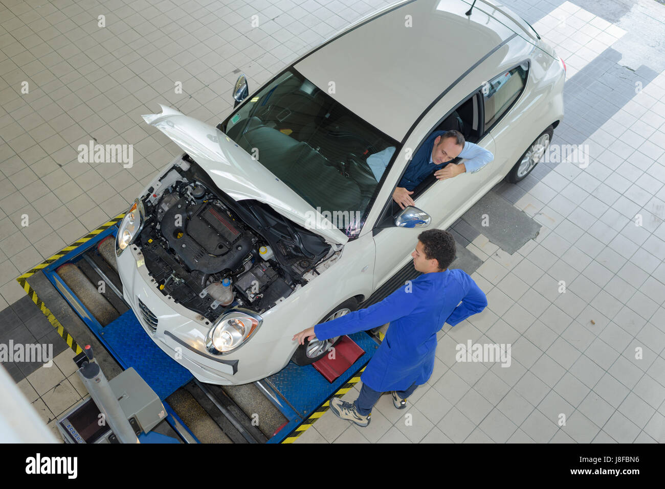 lifting the car Stock Photo - Alamy
