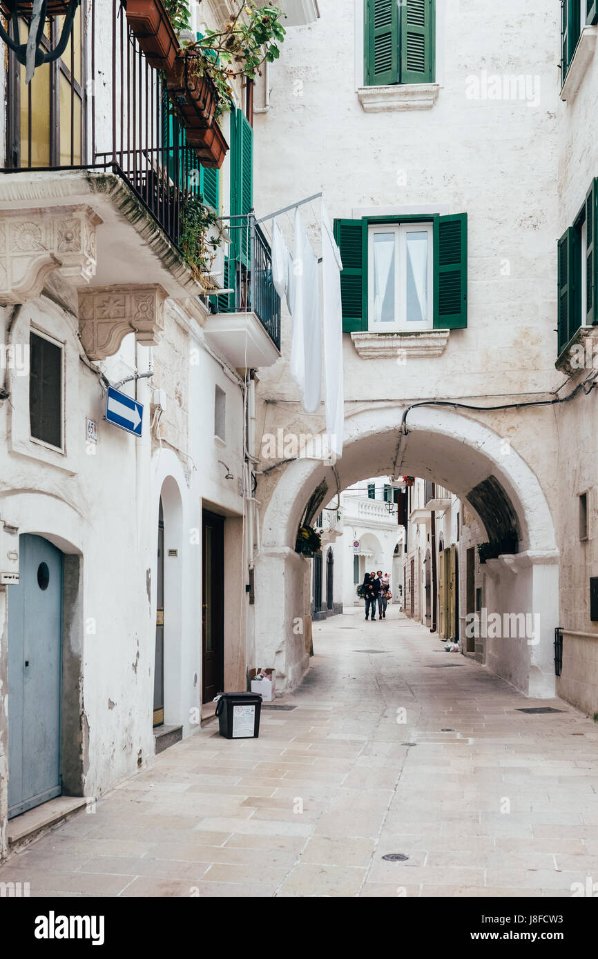 A typical street in Bari Vecchia, Puglia, Italy Stock Photo - Alamy