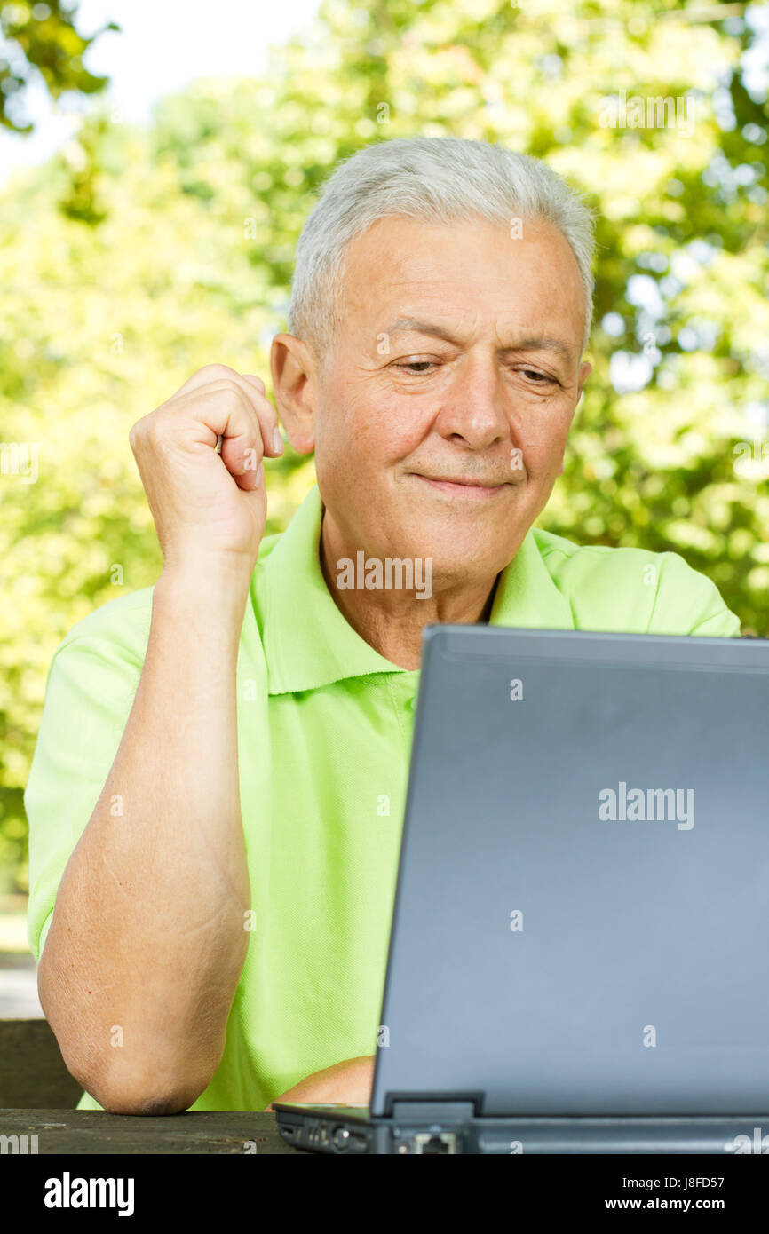 Senior citizen during computer hi-res stock photography and images - Alamy