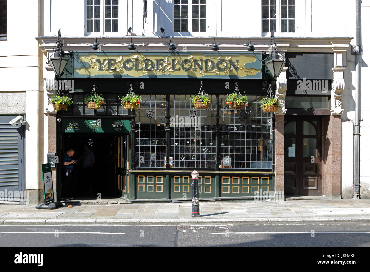 Olde london pub hi-res stock photography and images - Alamy