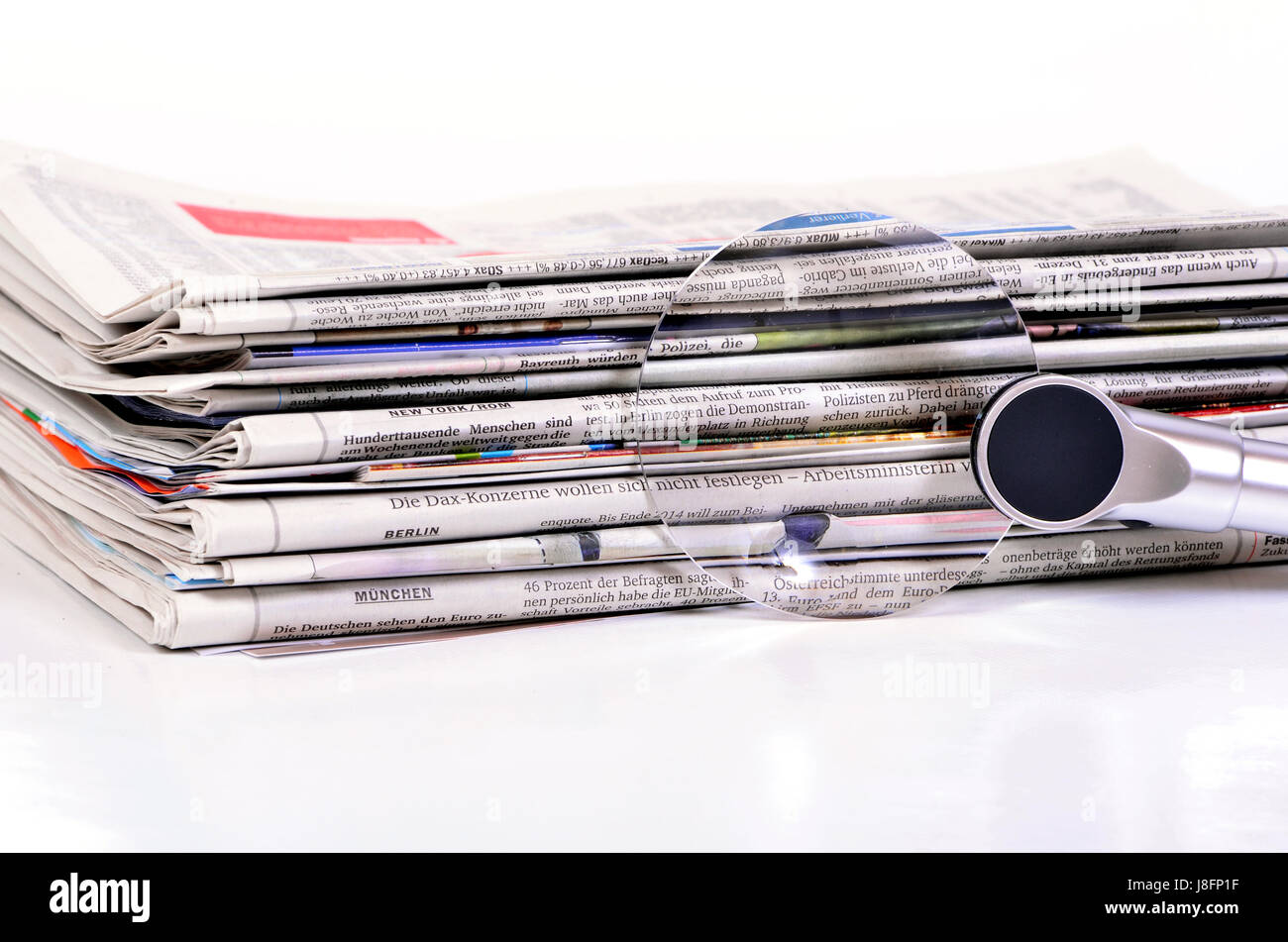 Newspaper sheets hi-res stock photography and images - Alamy