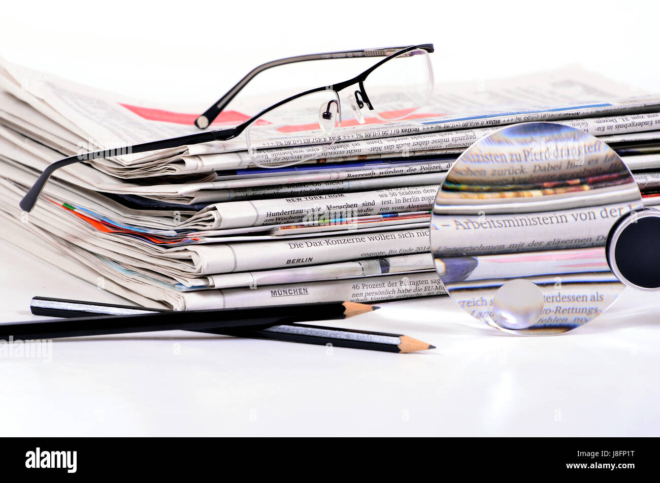 Sheets of newspaper hi-res stock photography and images - Alamy