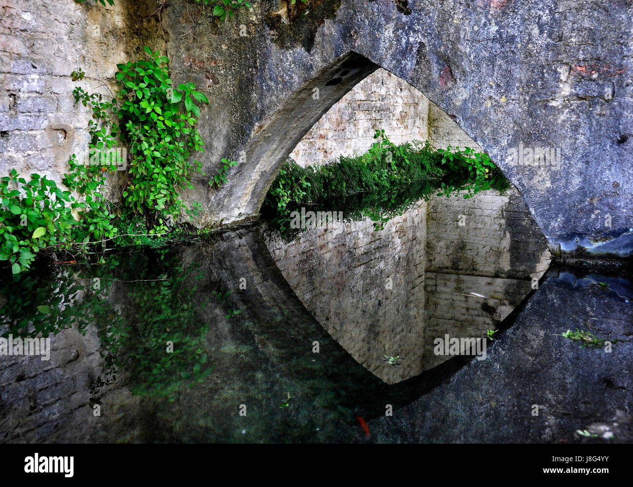 reflection, wall, fountain, style of construction, architecture ...
