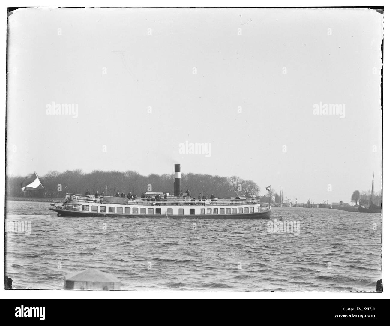 IJ (Afgesloten) met passagiersstoomboot Jacob Olie (max res Stock Photo ...