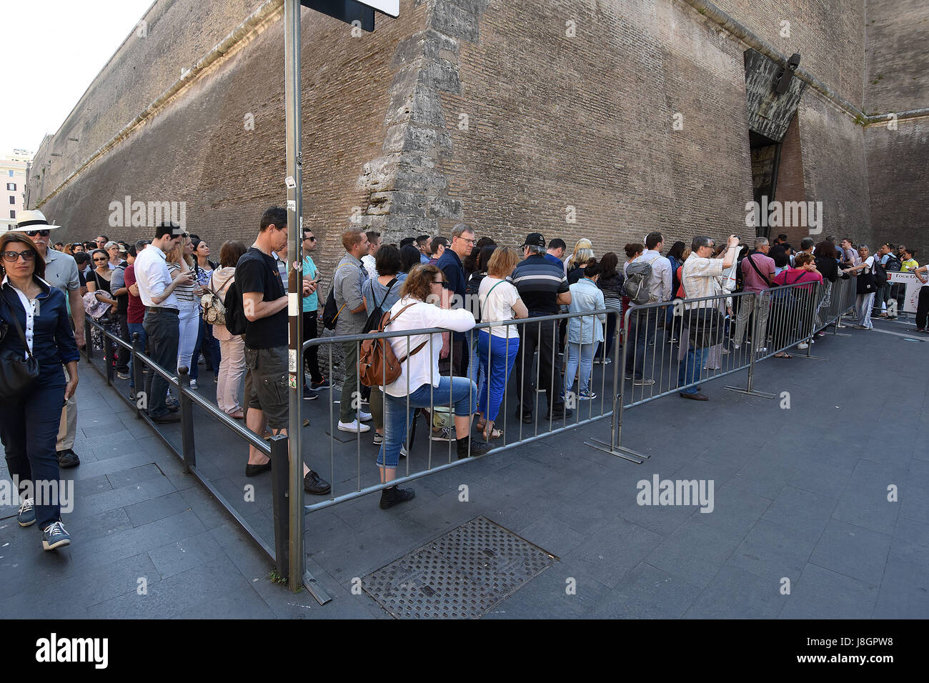 Rome italy queue hi-res stock photography and images - Alamy