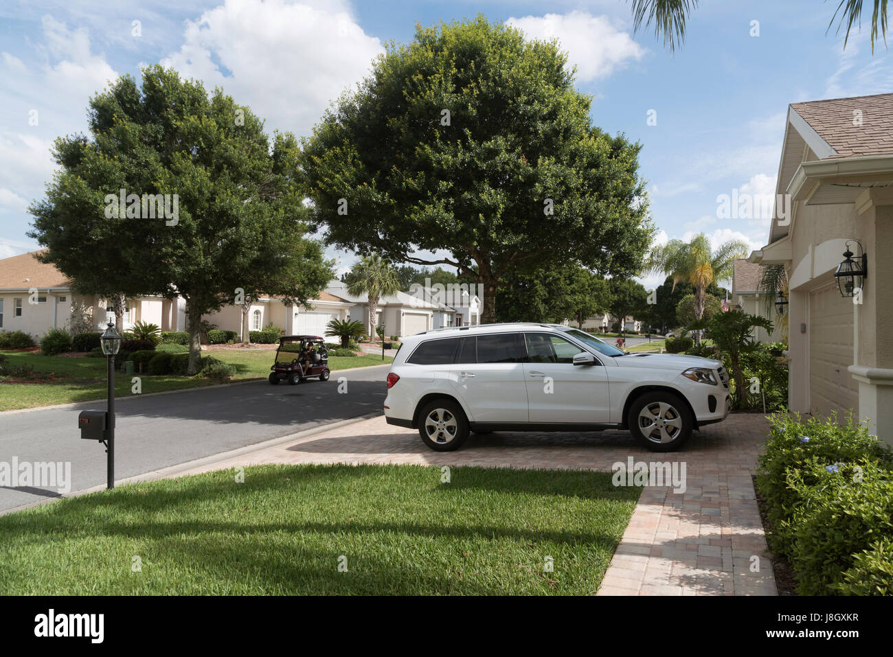 Luxury homes driveway hi-res stock photography and images - Alamy