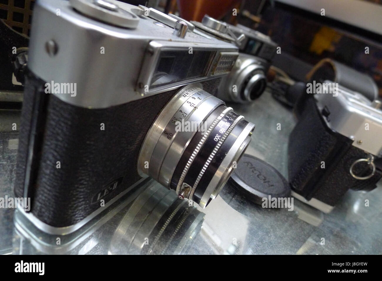 A collection of vintage cameras on top of a glass table Stock Photo - Alamy