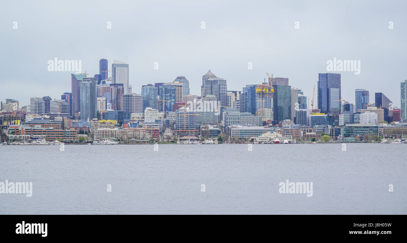 The city of Seattle and Lake Union - wide angle view from Gasworks Park ...