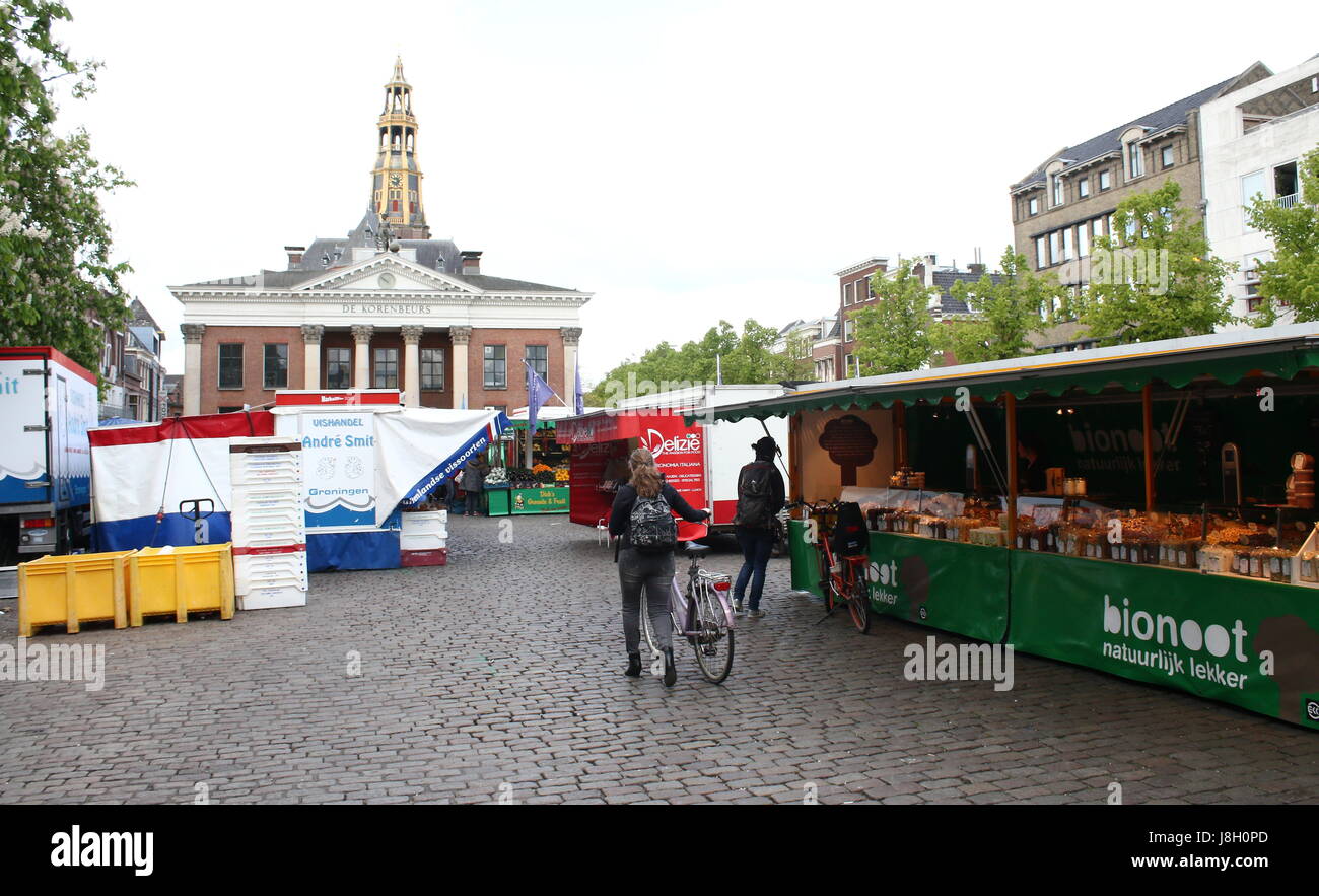 Market day on the large medieval Vismarkt square, city of Groningen ...