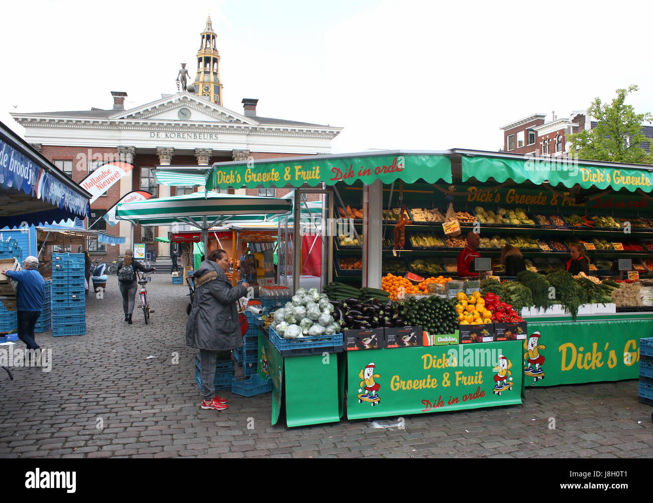Market day on the large medieval Vismarkt square, city of Groningen ...