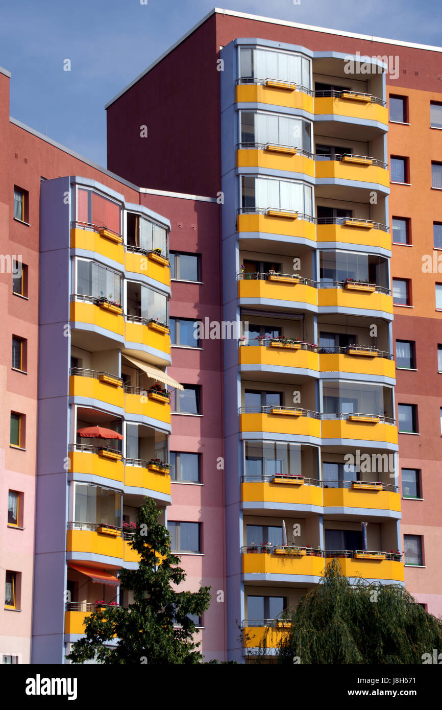 Prefabricated concrete buildings hi-res stock photography and images ...