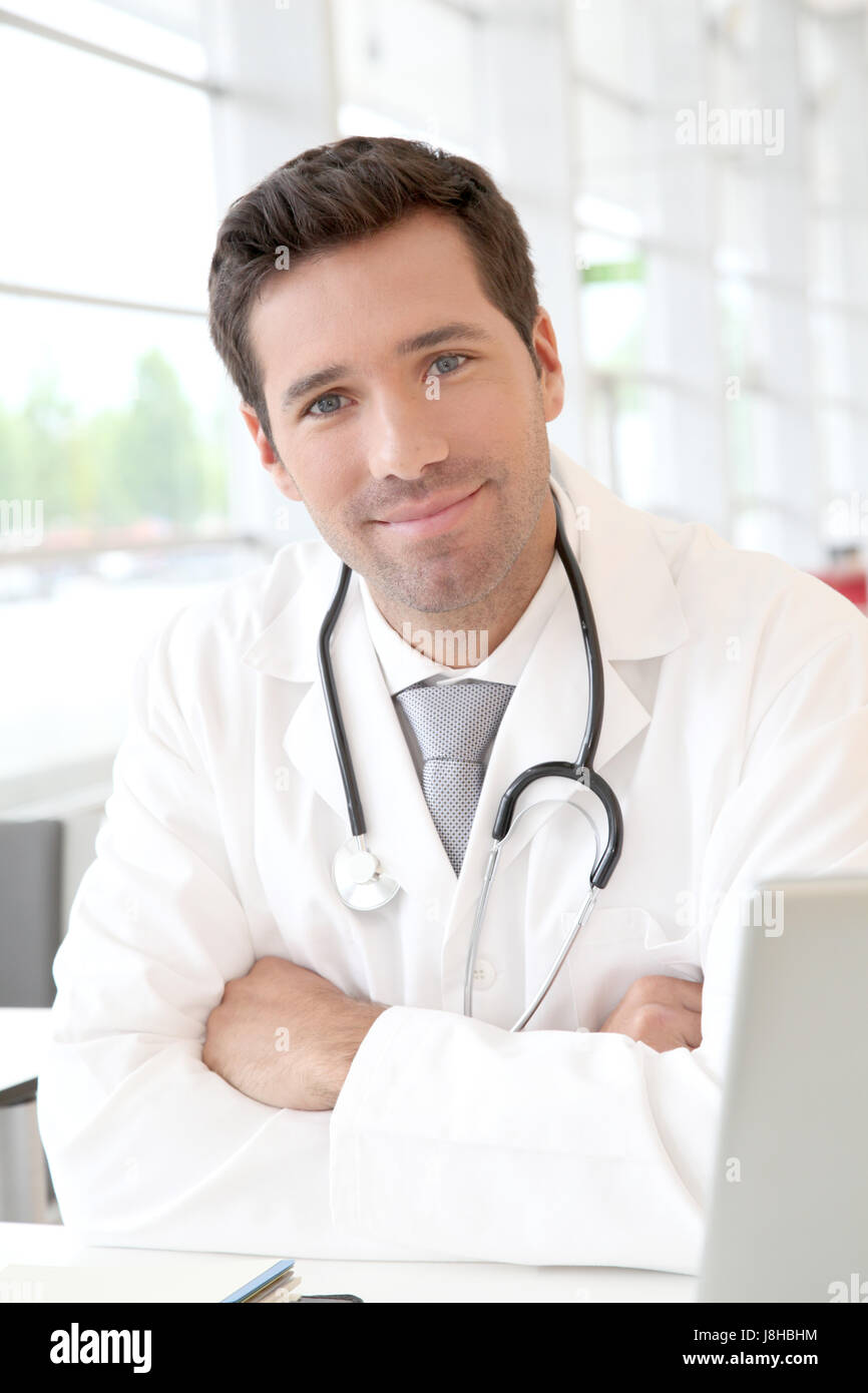doctor, physician, medic, medical practicioner, laptop, notebook, computers Stock Photo - Alamy